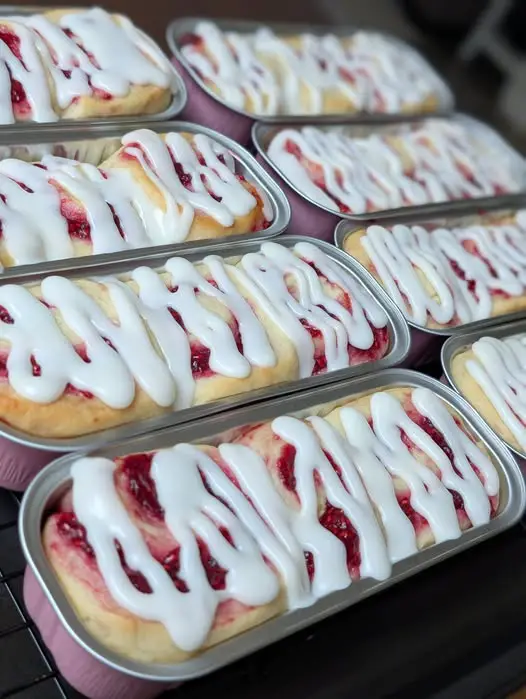 Raspberry sweet rolls with lemon glaze - Physics Zone